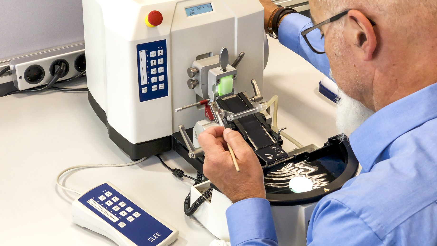 MANUAL VS AUTOMATIC MICROTOMY - Solmedia